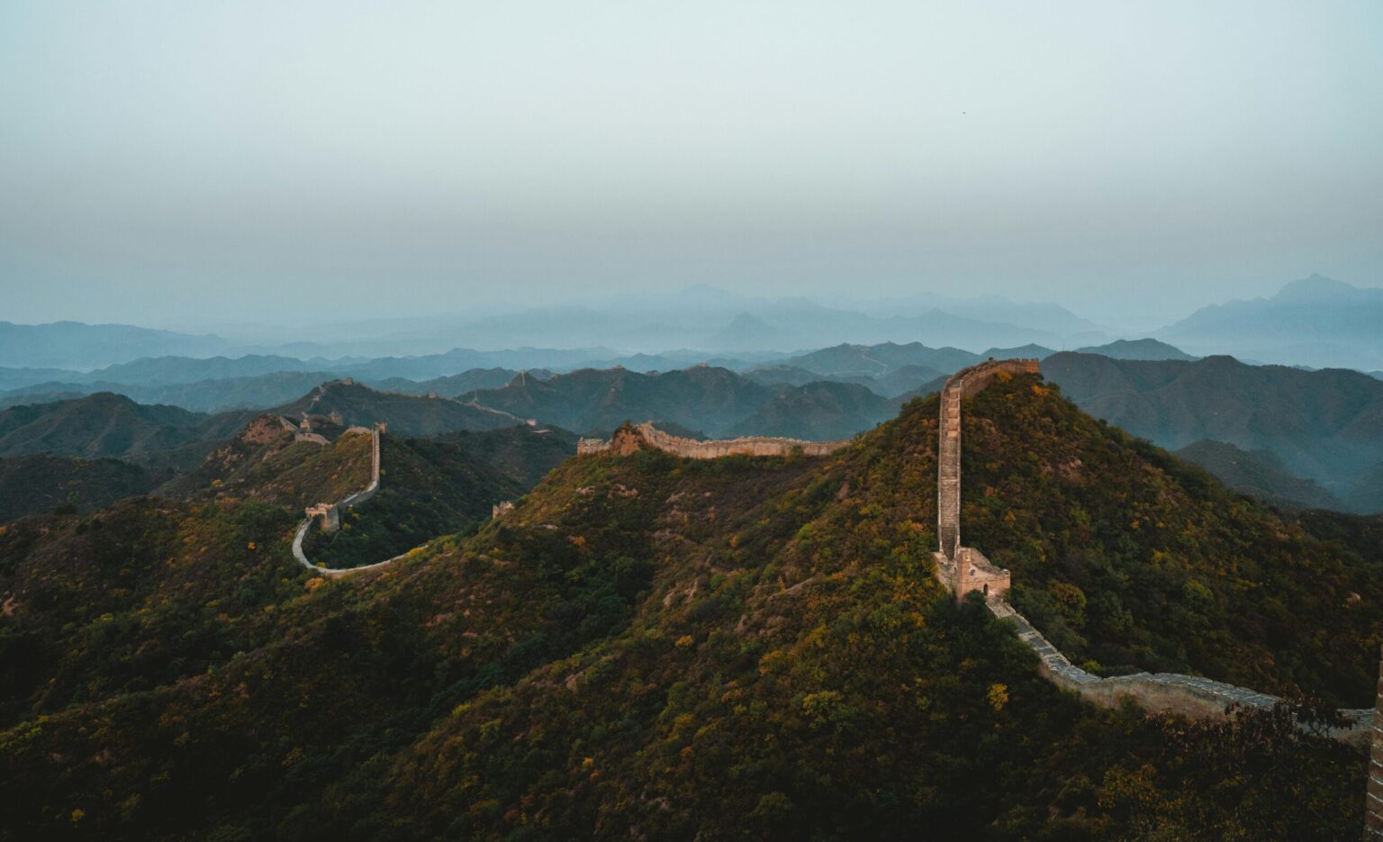 De Chinese Muur: 10 indrukwekkende feiten en weetjes over dit wereldwonder